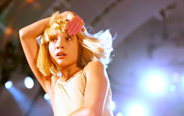 Sia prepsenta lyric video de “Opportunity” su tema en la película ...