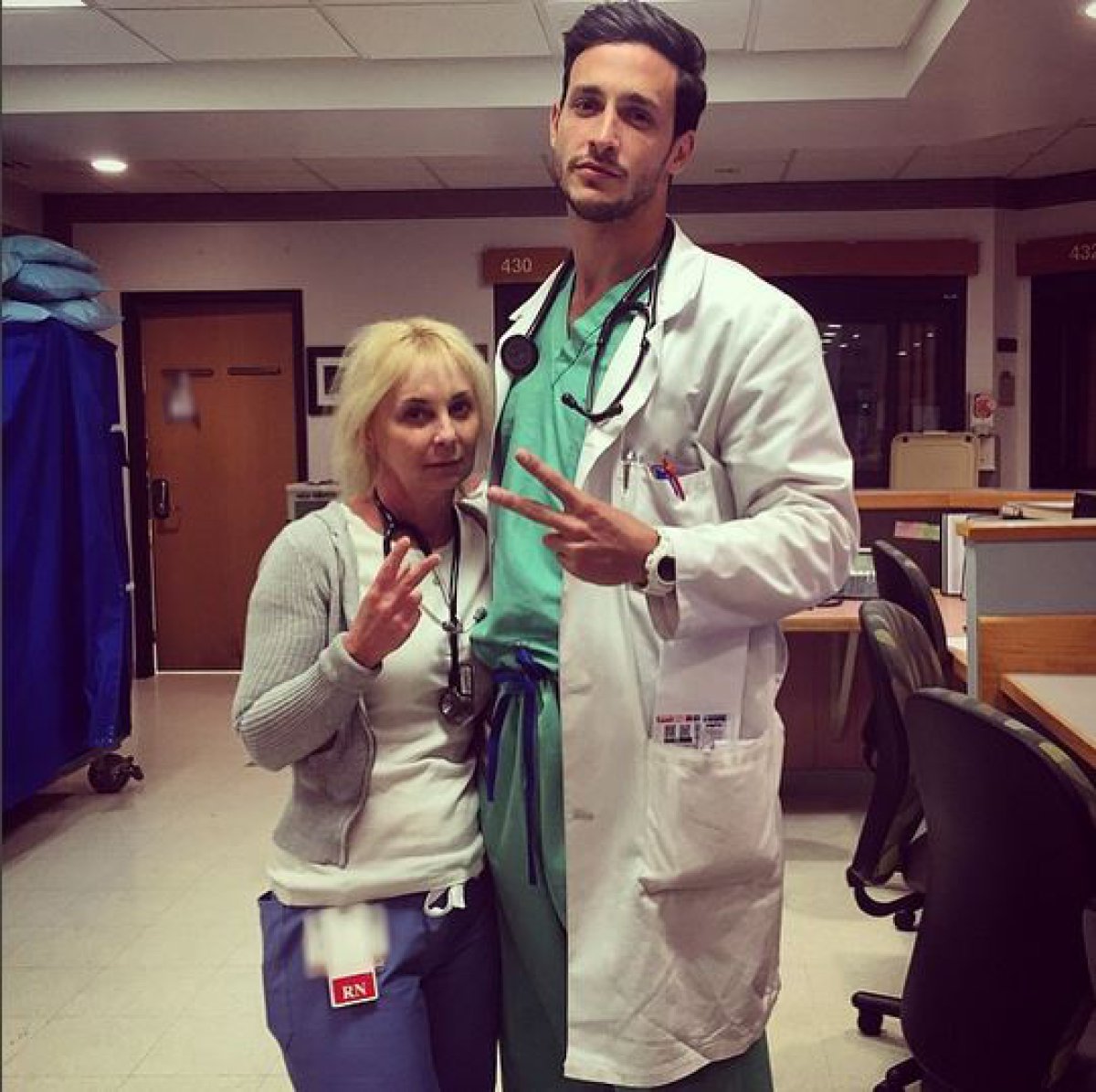 Este es Dr. Mike, el médico que tiene loquitas a todas en Instagram ...