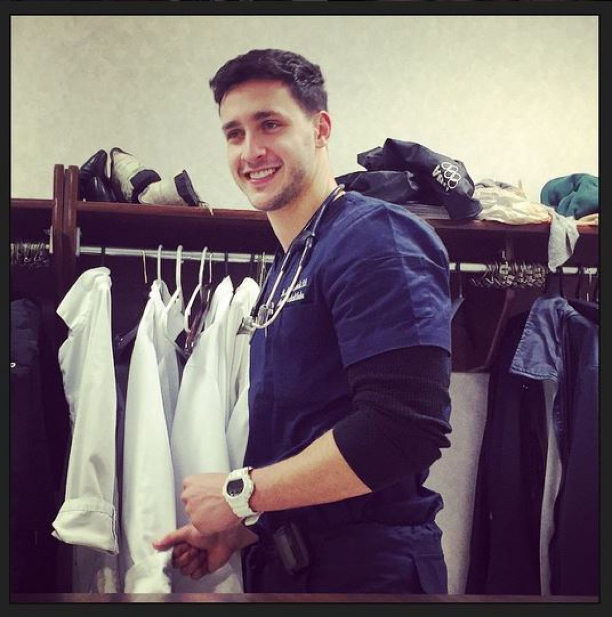 Este es Dr. Mike, el médico que tiene loquitas a todas en Instagram ...