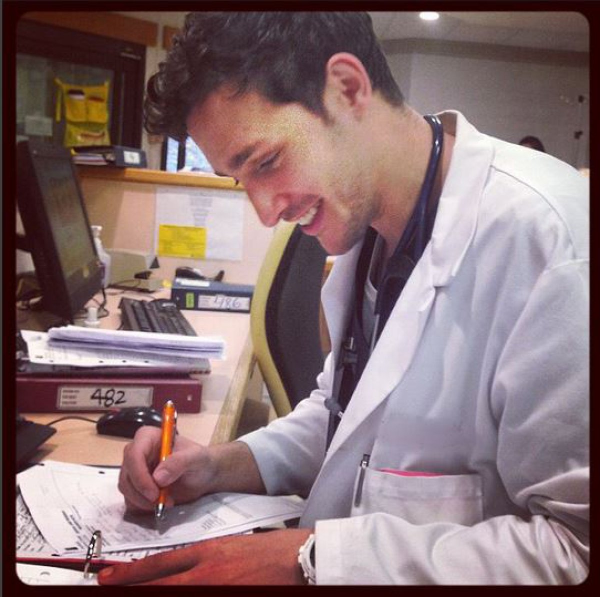 Este es Dr. Mike, el médico que tiene loquitas a todas en Instagram ...