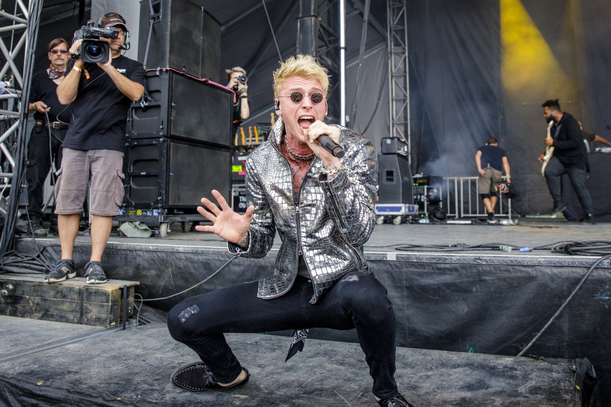 Machine Gun Kelly recuerda a Chester Benington en Lollapalooza 2017 ...