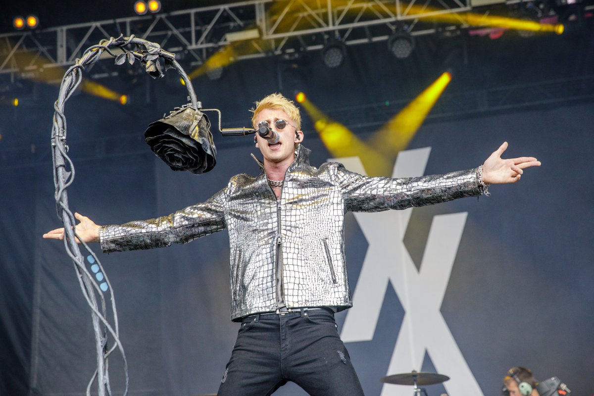 Machine Gun Kelly recuerda a Chester Benington en Lollapalooza 2017 ...