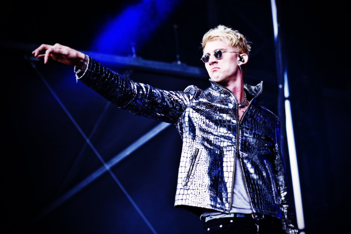 Machine Gun Kelly recuerda a Chester Benington en Lollapalooza 2017 ...