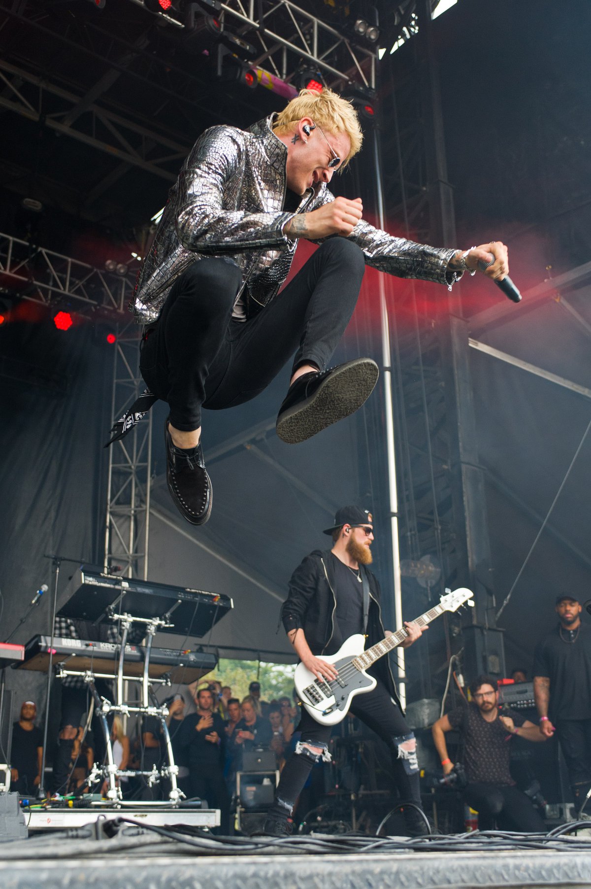 Machine Gun Kelly recuerda a Chester Benington en Lollapalooza 2017 ...