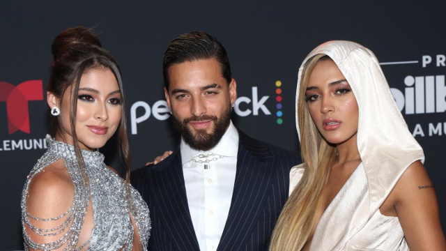 ¿Felices los 3? Maluma llegó acompañado de dos mujeres a los Billboard ...